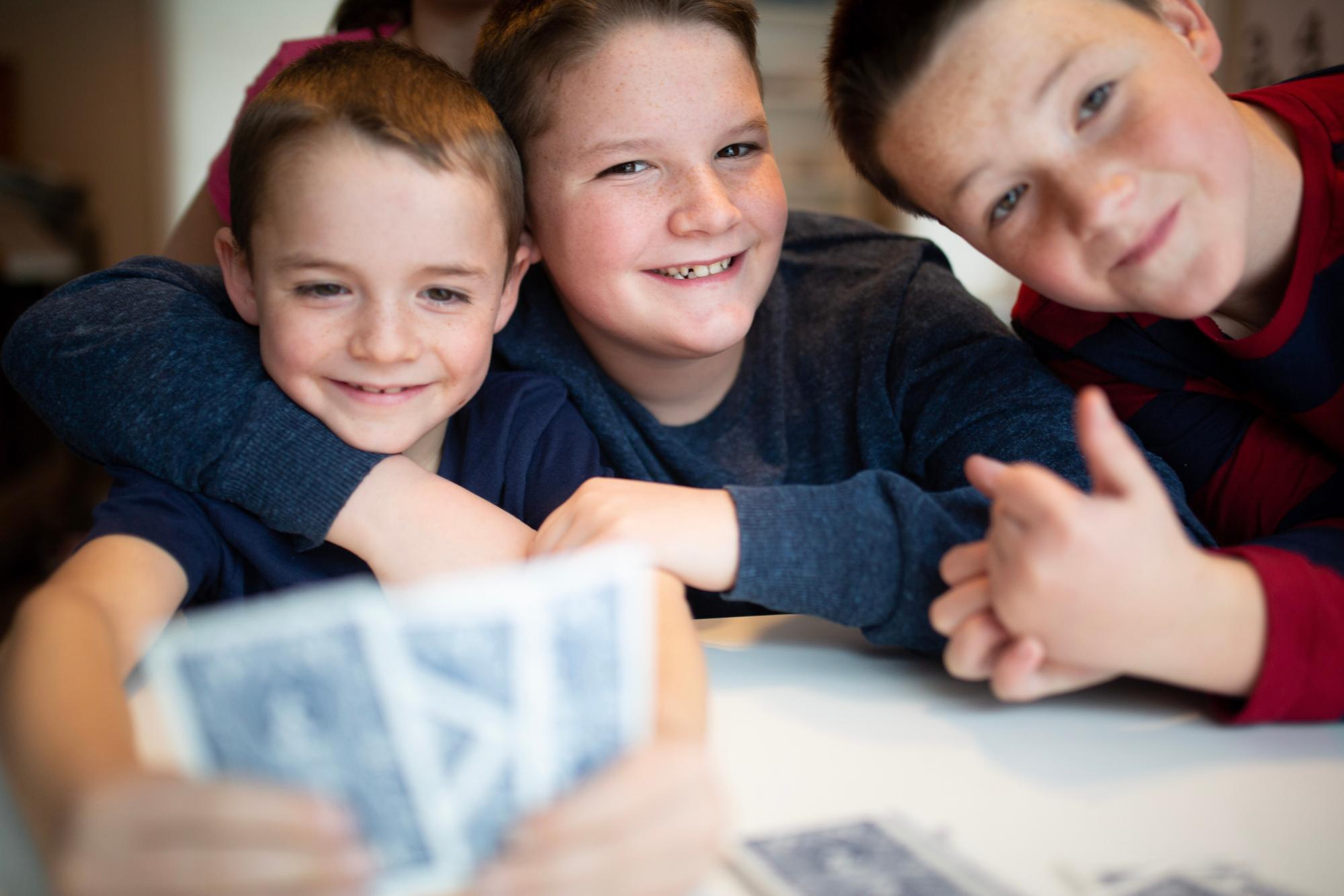 Jeux de carte pour parler des différences - Enfant différent